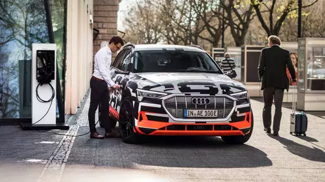 Do vi povas reŝargi vian elektran Audi el la gamo e-tron