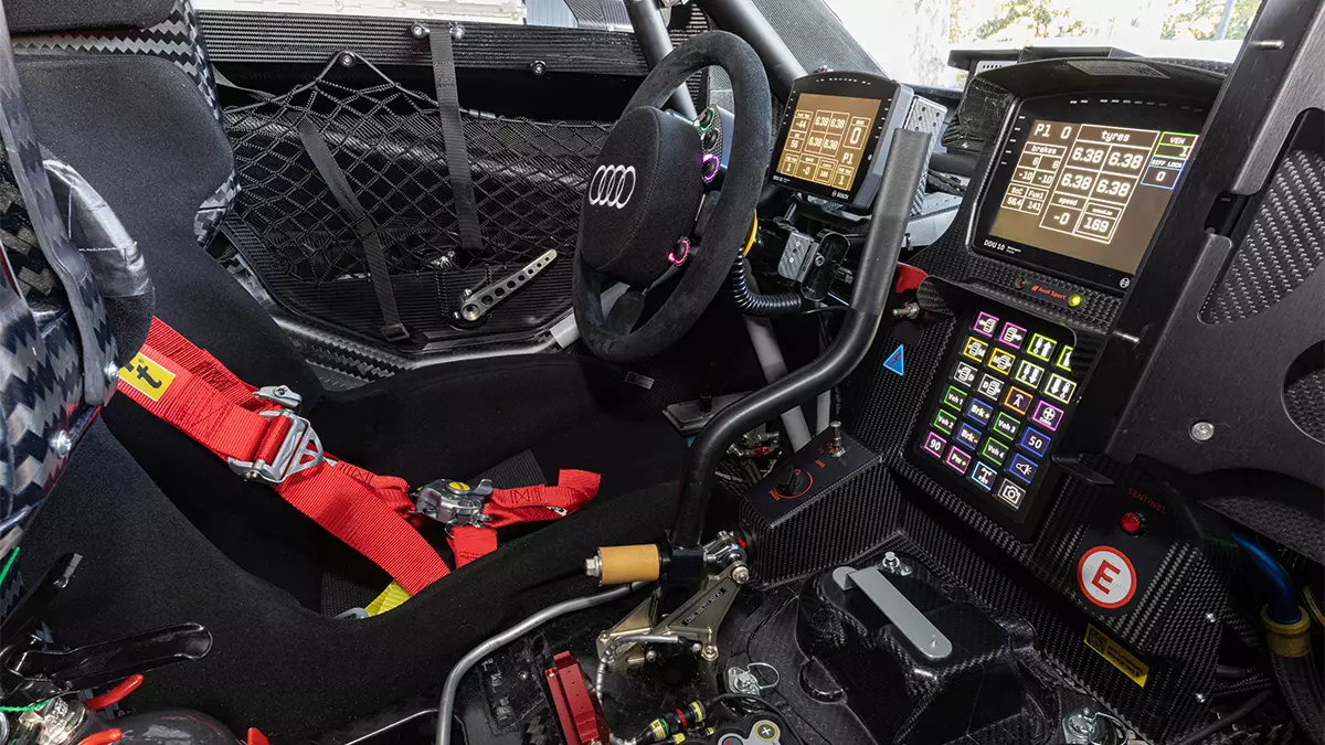 Ini adalah interior Audi RS Q e-tron yang digunakan Carlos Sainz untuk menjalankan Dakar