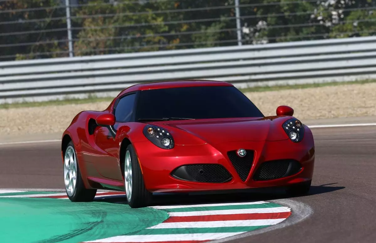 Déanann Giancarlo Fisichella tástáil ar an Alfa Romeo 4C