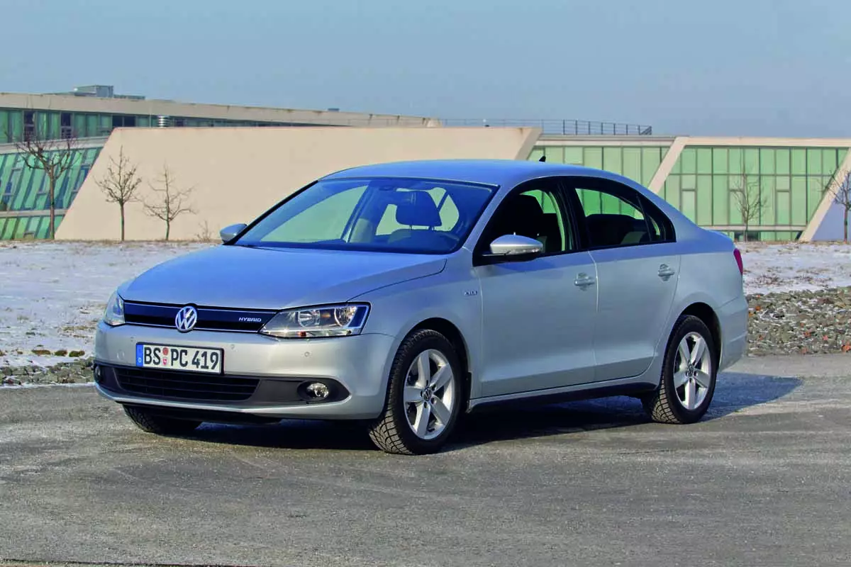 Volkswagen Jetta arabara: Awọn titun German arabara saloon