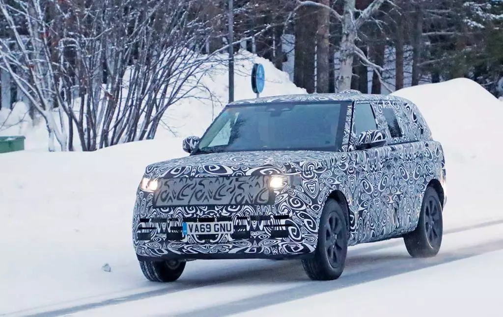 First Range Rover LWB Spy Photos