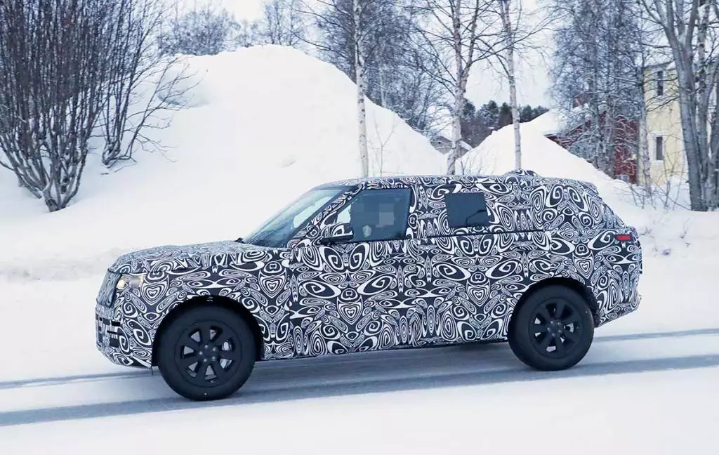 First Range Rover LWB Spy Photos