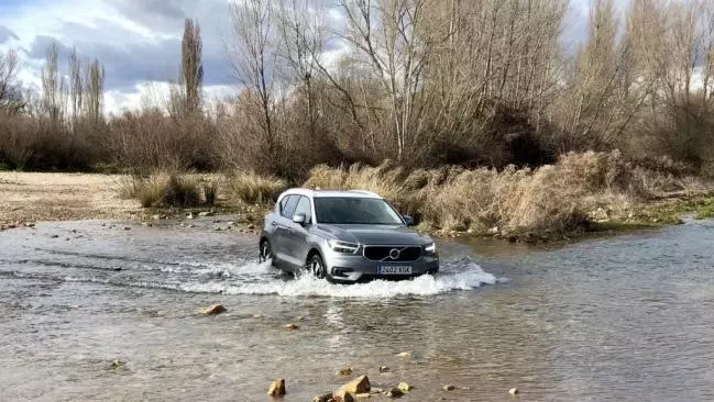 Volvo XC40 B4 kaj B5: du malpezaj hibridaj versioj jam disponeblaj en Hispanio