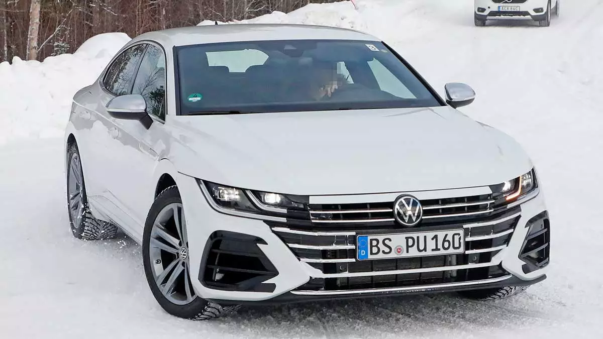 Volkswagen Arteon R 2021: පරාසයේ වඩාත්ම කාර්ය සාධන අනුවාදය දඩයම් කරන ලදී