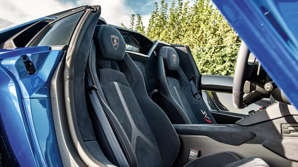 Interno de Lamborghini Aventador SVJ Roadster