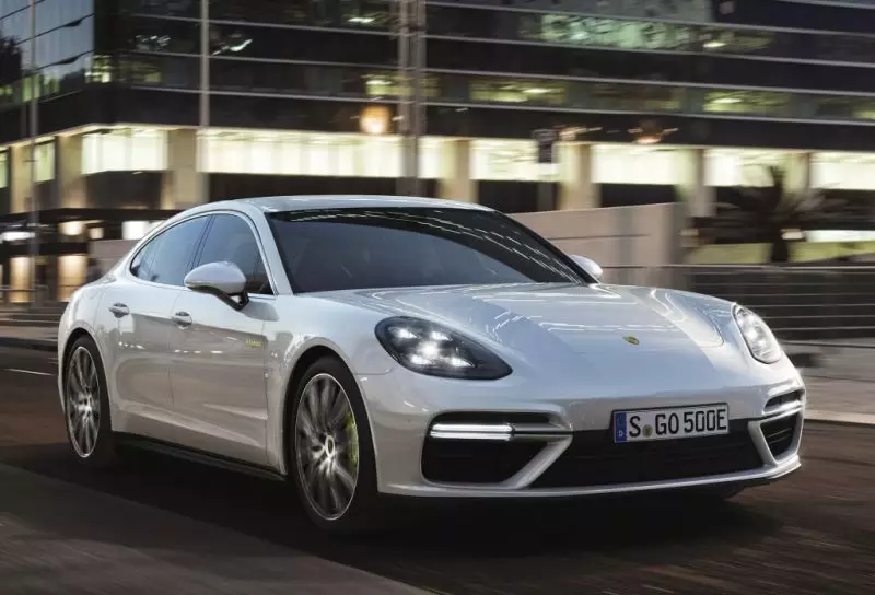 Սա նոր Porsche Panamera Turbo E-Hybrid-ն է