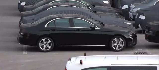 An kama gefen Mercedes E-Class na gaba gaba ɗaya tsirara