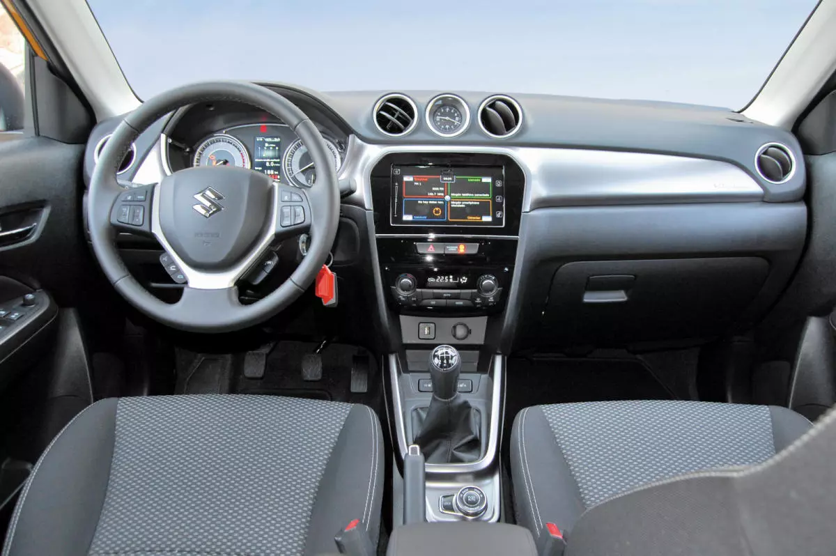 Suzuki Vitara 2019 dashboard