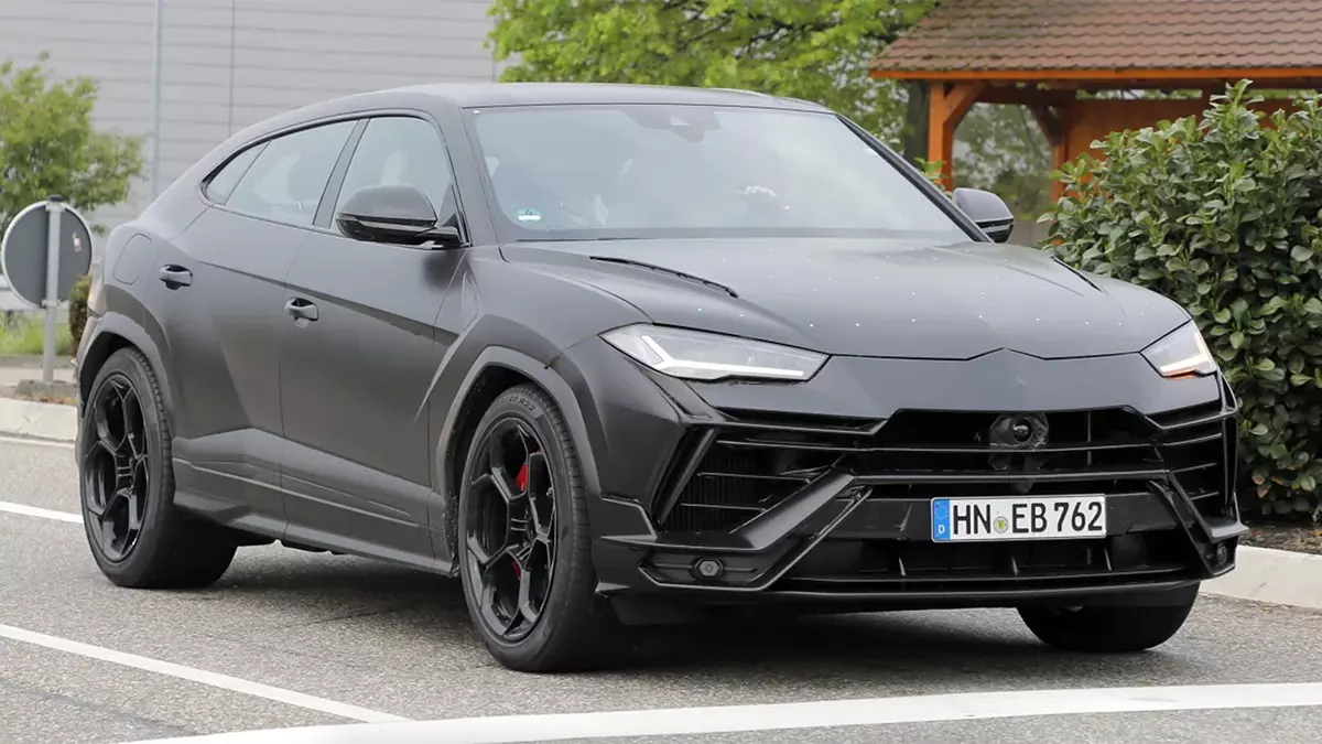 Wedi'i hela! Mae'r Lamborghini Urus 2023 newydd yn cael ei diwnio cyn dyfodiad y Ferrari Thoroughbred