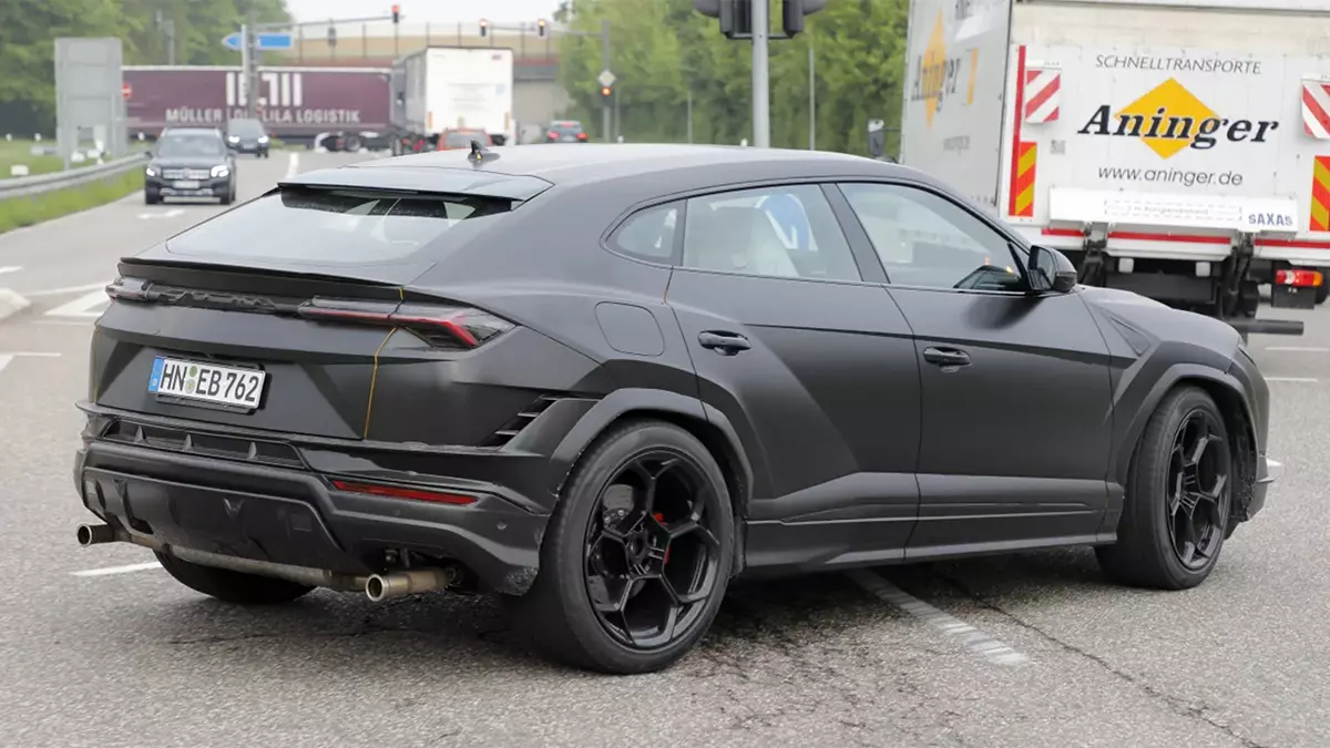 Lamborghini Urus 2023 арткы көрүнүш