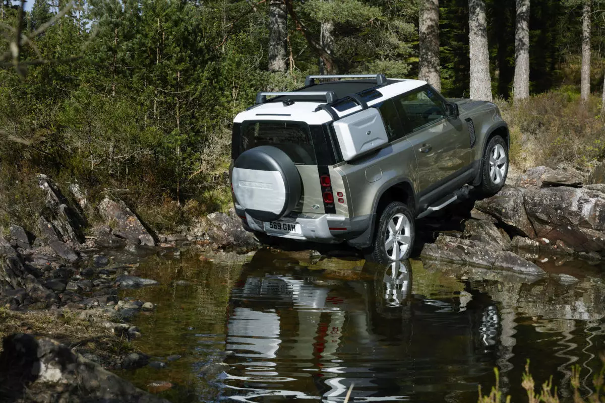 Land Rover Defender 2020 41გრ