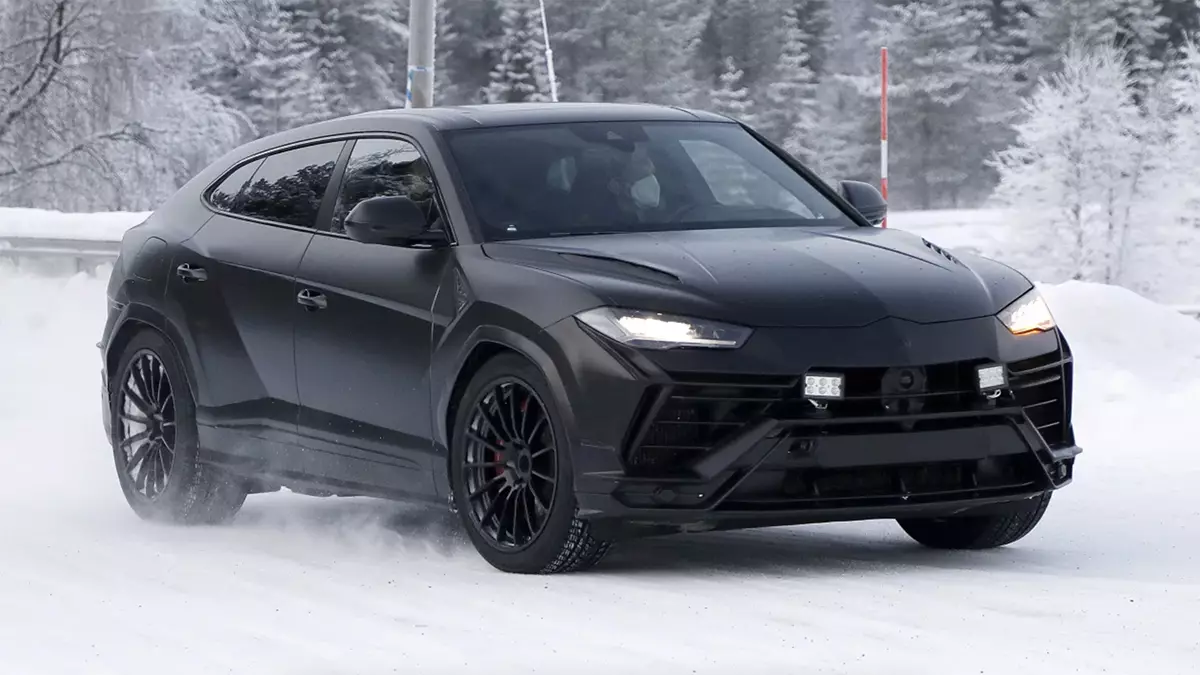 Nomedīts! Jauni Lamborghini Urus 2022 spiegu fotoattēli pirms tā izlaišanas