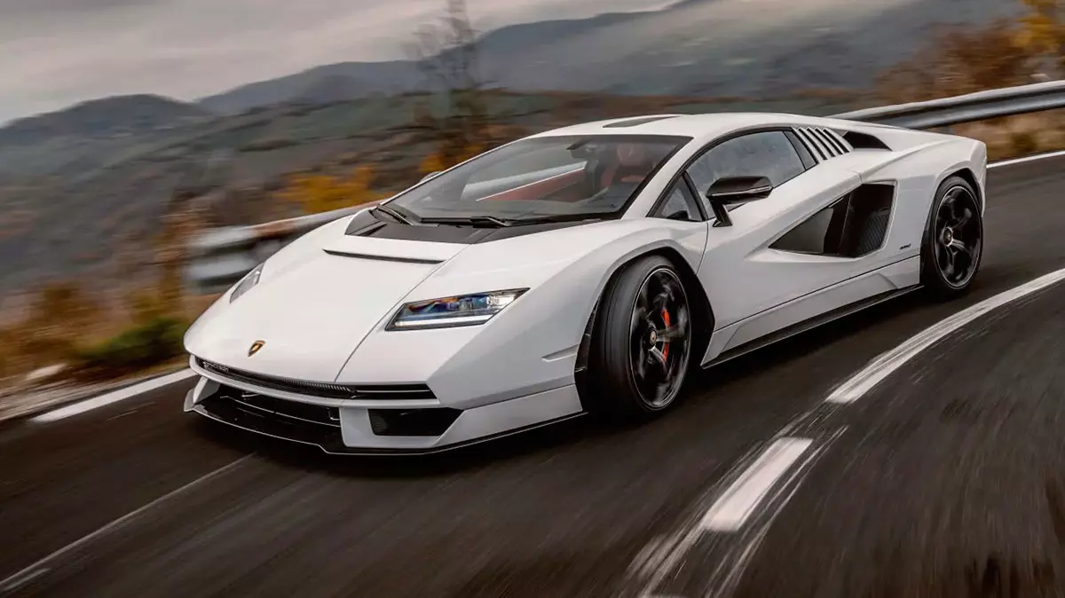 Lamborghini Countach LPI 800-4 terlihat di jalan