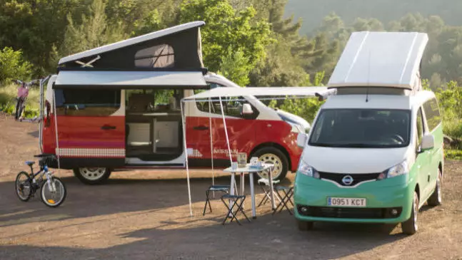 Nissan NV 200 Camper, avec la maison en remorque