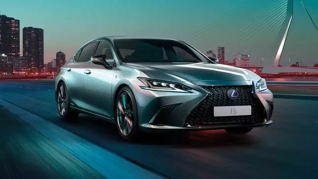 Lexus wuxuu ku soo bandhigayaa CT200h Black & Gray Edition gudaha Madrid