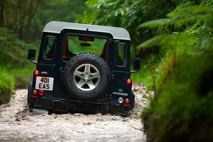 Land Rover Defender saņem jaunu aprīkojumu