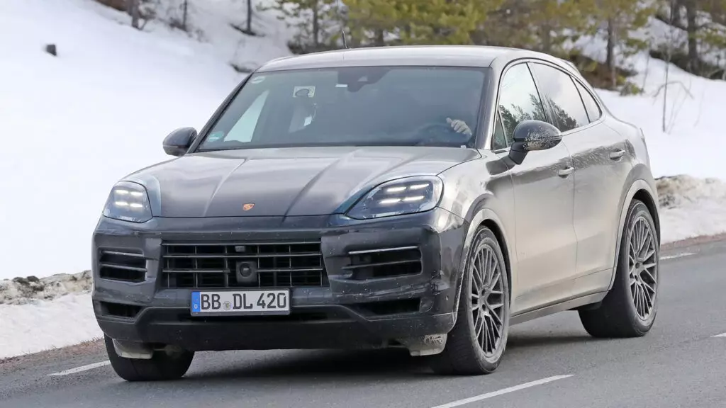 Fotografitë e spiunit të Porsche Cayenne Coupe 2023