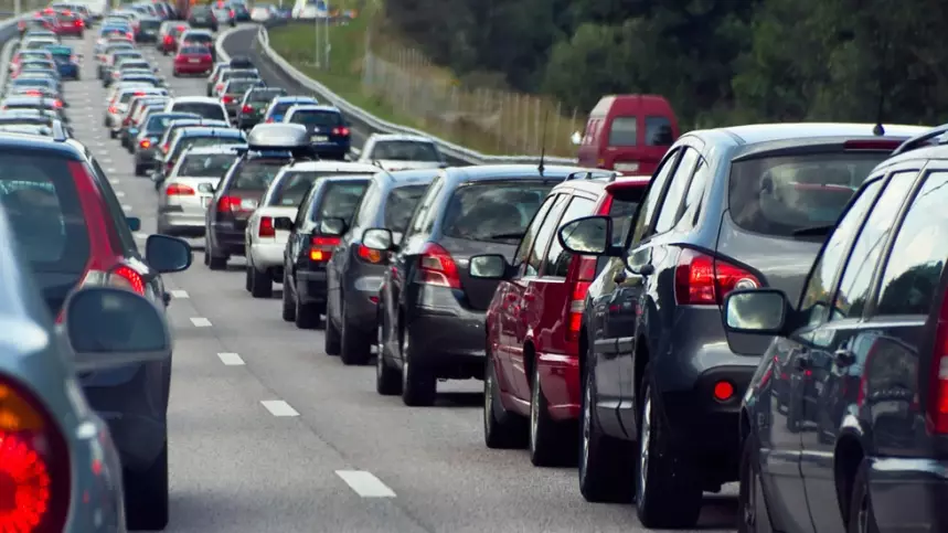 Google מאַפּס אָדער Waze, וואָס איז בעסער צו ויסמיידן פאַרקער דזשאַמז?