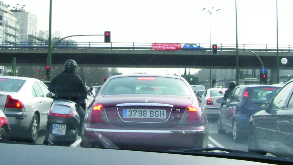 motorbike sa traffic jam