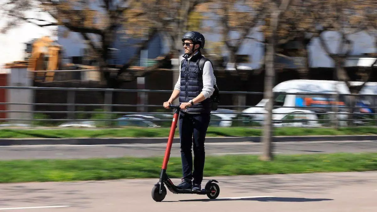 Kāds ir naudas sods par mūzikas klausīšanos ar elektrisko skrejriteni?