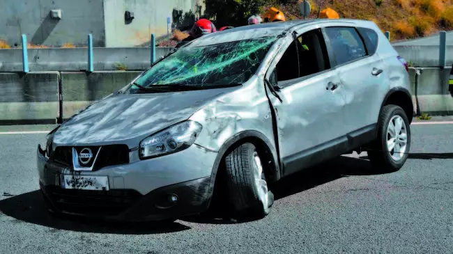 apkarpytas automobilis sužeistas