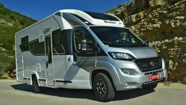 Jidka loo maro Alto Maestrazgo oo leh Benimar Perseo 596 motorhome