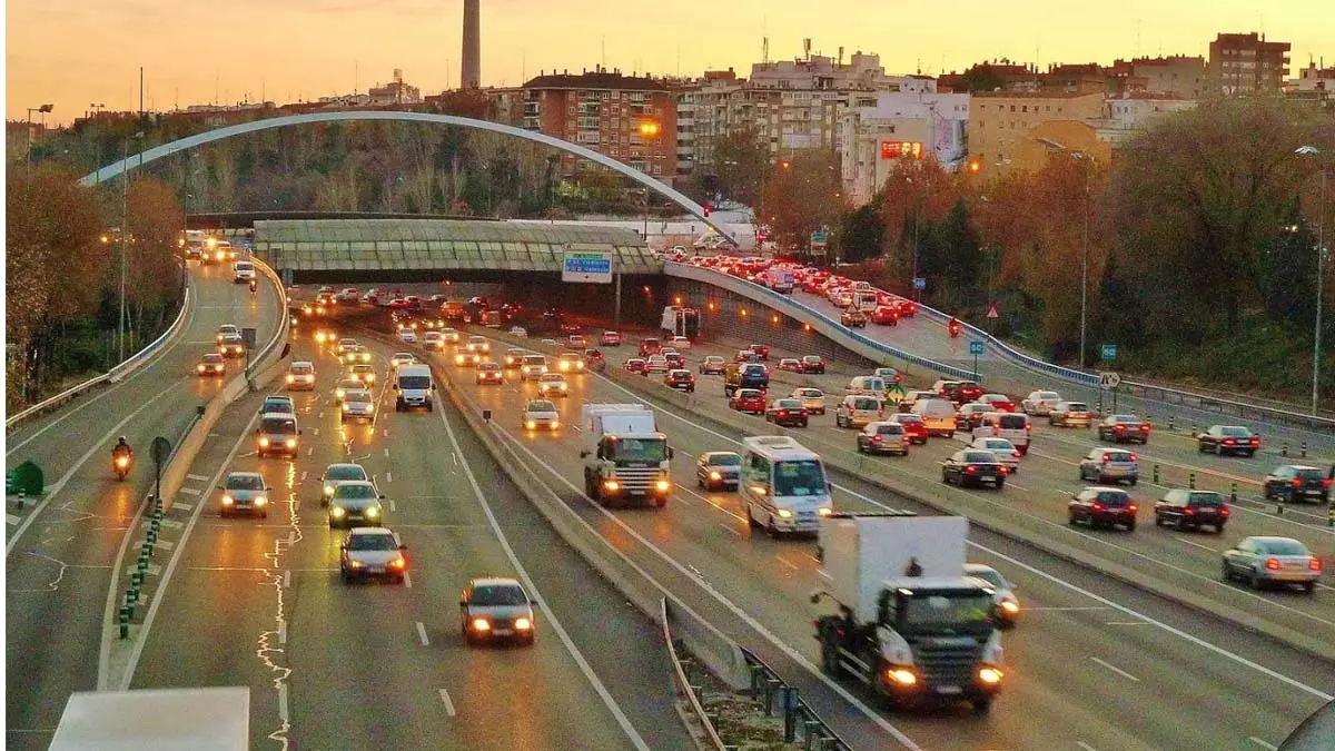 Aŭtoj sen DGT-etikedo povos cirkuli sur la M-30 en Madrido... provizore