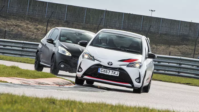 Peugeot 208 GTi por PS vs Toyota Yaris GRMN