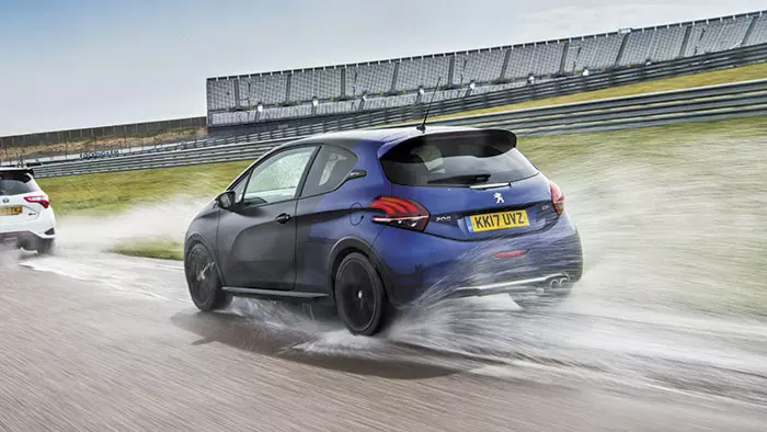 Peugeot 208 GTi por PS vs Toyota Yaris GRMN