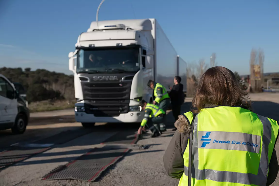 DGT:n uusi valvontakampanja keskittyy kuorma-autojen, pakettiautojen ja linja-autojen kuljettajiin