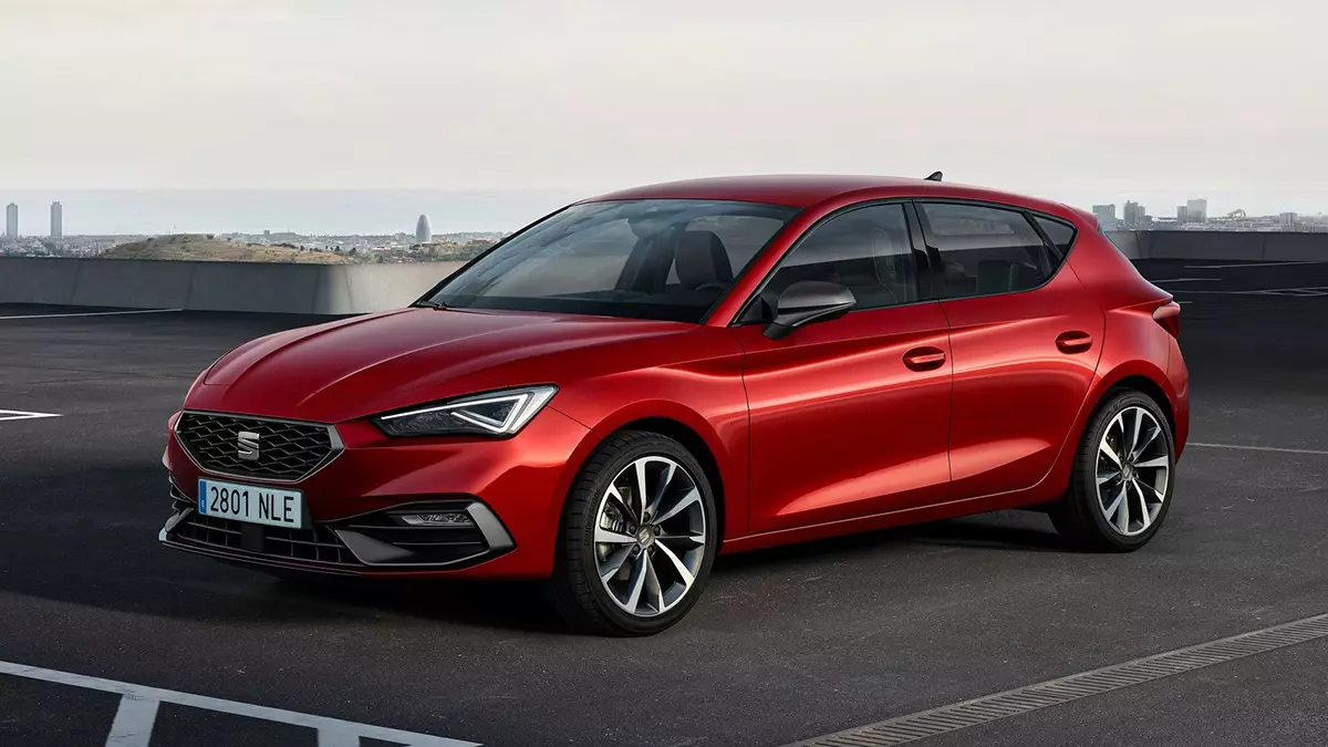 Mua xe nhỏ gọn chạy xăng nào: Peugeot 308, Skoda Scala hay Seat Leon?