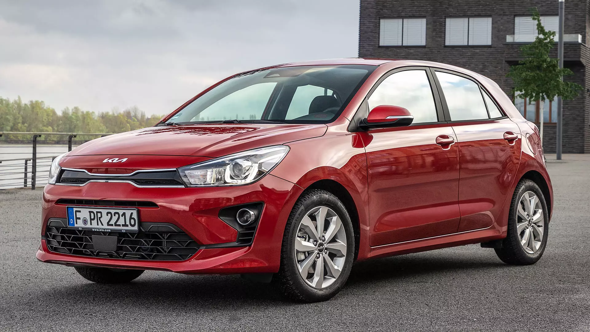 Автомобілі в продажі в січні: високо обладнаний Kia Rio 2022 року... за 12 200 євро!