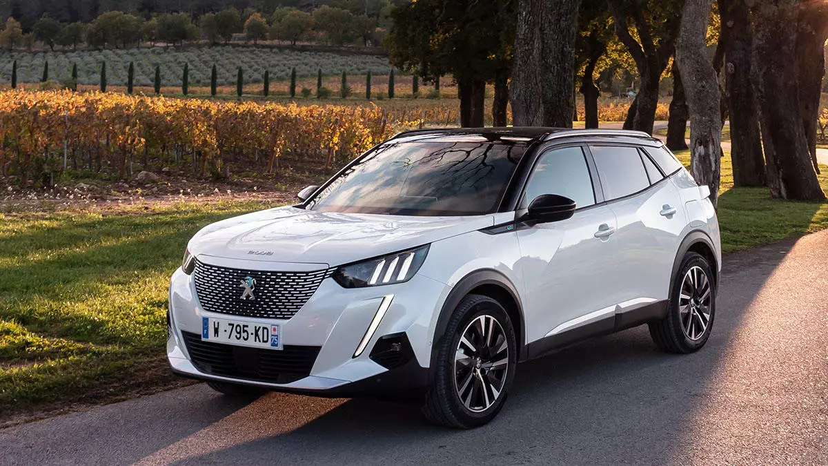 La Peugeot e-2008 2022 prezentas pli grandan aŭtonomecon: alia rekta elektra SUV por triumfi?