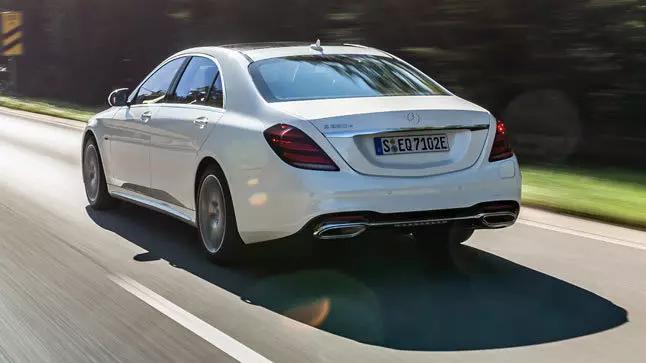 Mercedes S 560e பின்புறம்