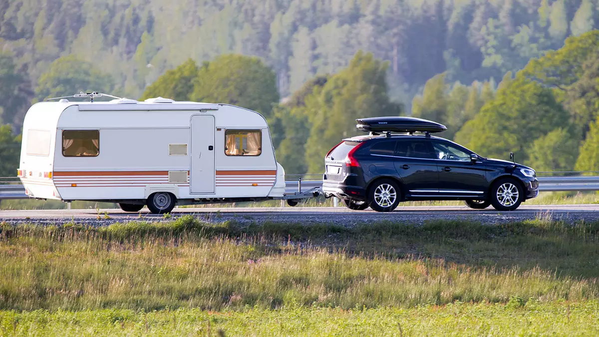 Skal trykket på hjulene på bilens foraksel øges ved at trække en campingvogn?