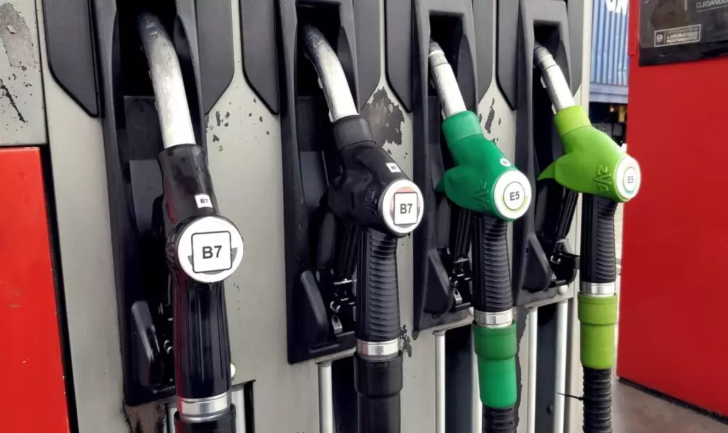 Ang presyo sa gasolina mosaka sa Spain ug moabot sa iyang makasaysayanong maximum