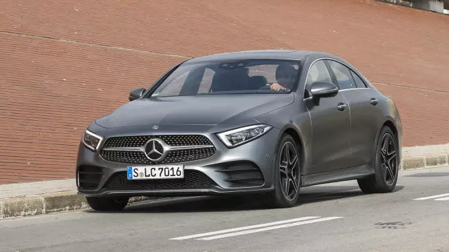 Tag nrho cov ntsiab lus ntawm Mercedes CLS 2018: ntau lub tshuab, tib hom