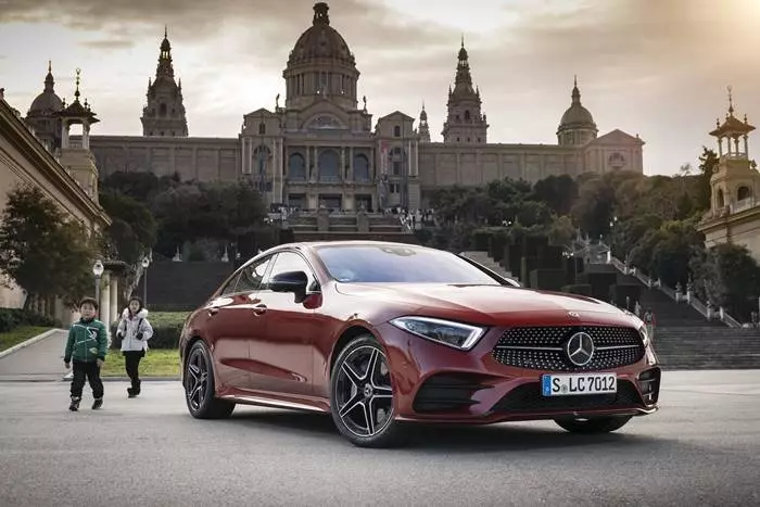 Mercedes CLS foran