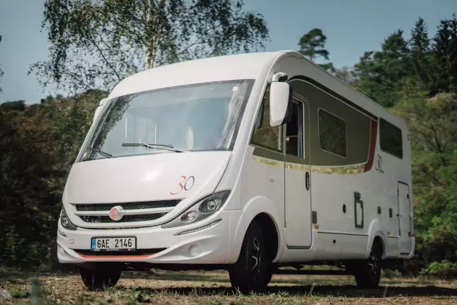 Motorhomes a Camper Camionetten: wéi ee Pneu ze wielen?