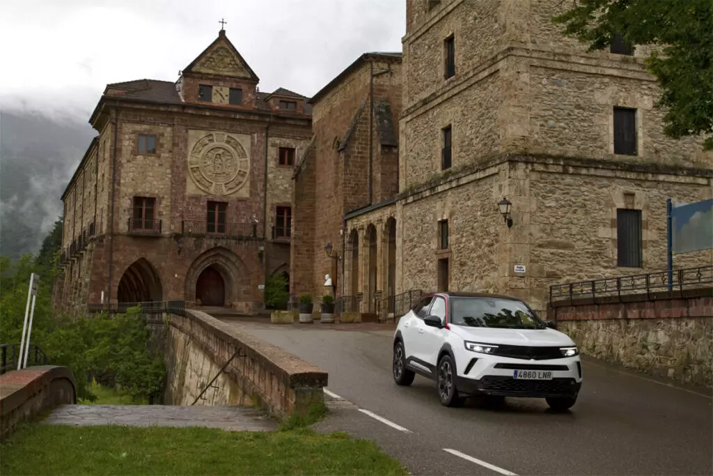 Mga sulok ng La Rioja sa Opel Mokka, Valvanera Monastery