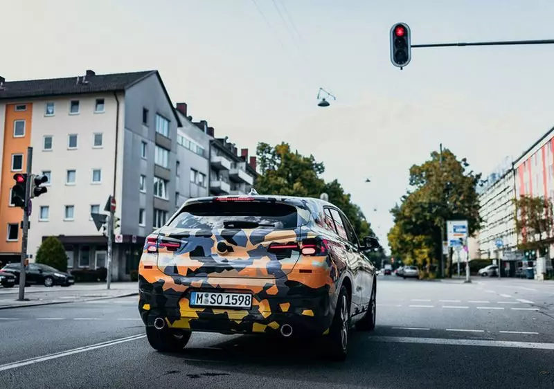 Πίσω μέρος της καμουφλαρισμένης BMW X2