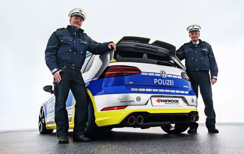 Bahagian belakang Volkswagen Golf R yang disediakan oleh Oettinger untuk polis Jerman