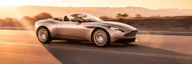 Carr éasca i Nice ag tástáil an Aston Martin DB11 Volante nua