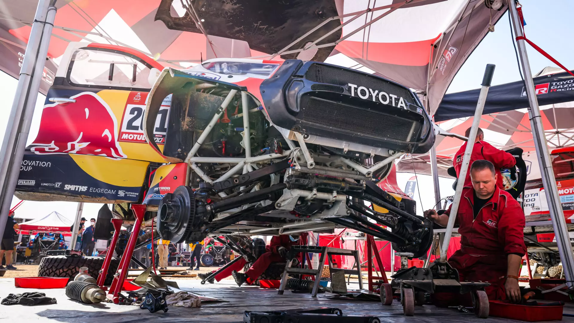 Hallspeed: the "factory" of the Toyota Hilux for off-road rallies