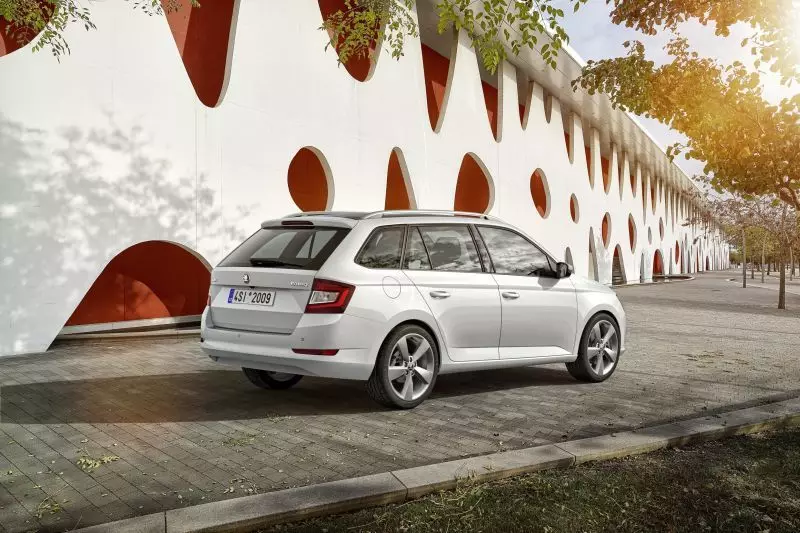 Skoda Fabia Combi 2018-ის უკანა ნაწილი