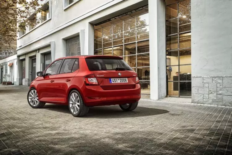 Skoda Fabia 2018 रियर