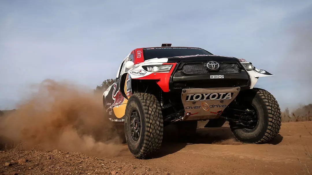 Lên xe Toyota Hilux T1 + với Nasser Al-Attiyah: phép thuật thuần túy trong tay