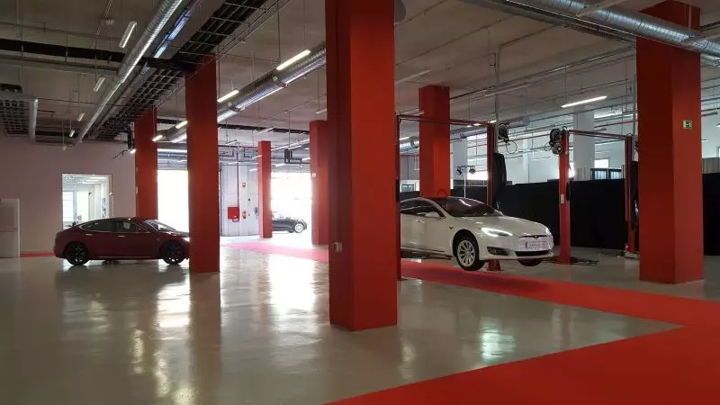 Tesla L'Hospitalet -palvelukeskuksen sisustus