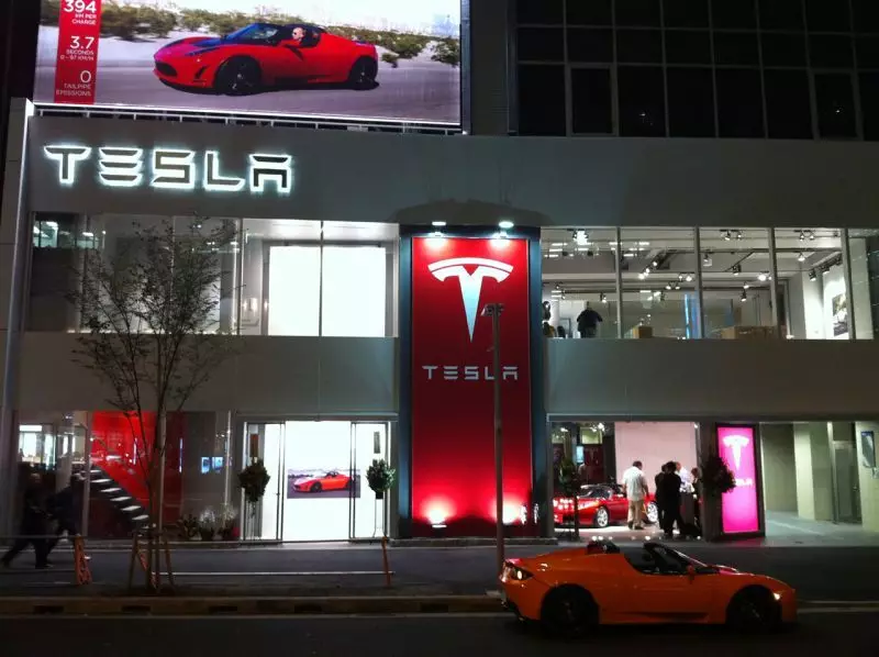 អ្នកលក់ Tesla