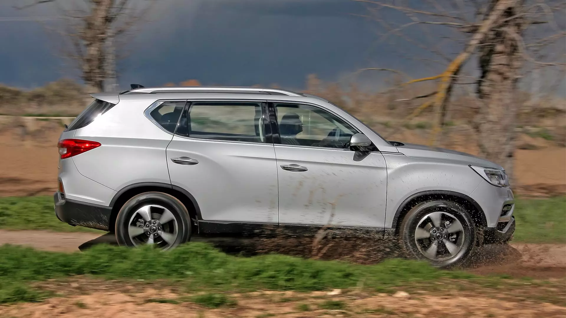 SsangYong Rexton: wéi eng Reifengréisst fir ze montéieren fir Buedemofstand ze kréien?